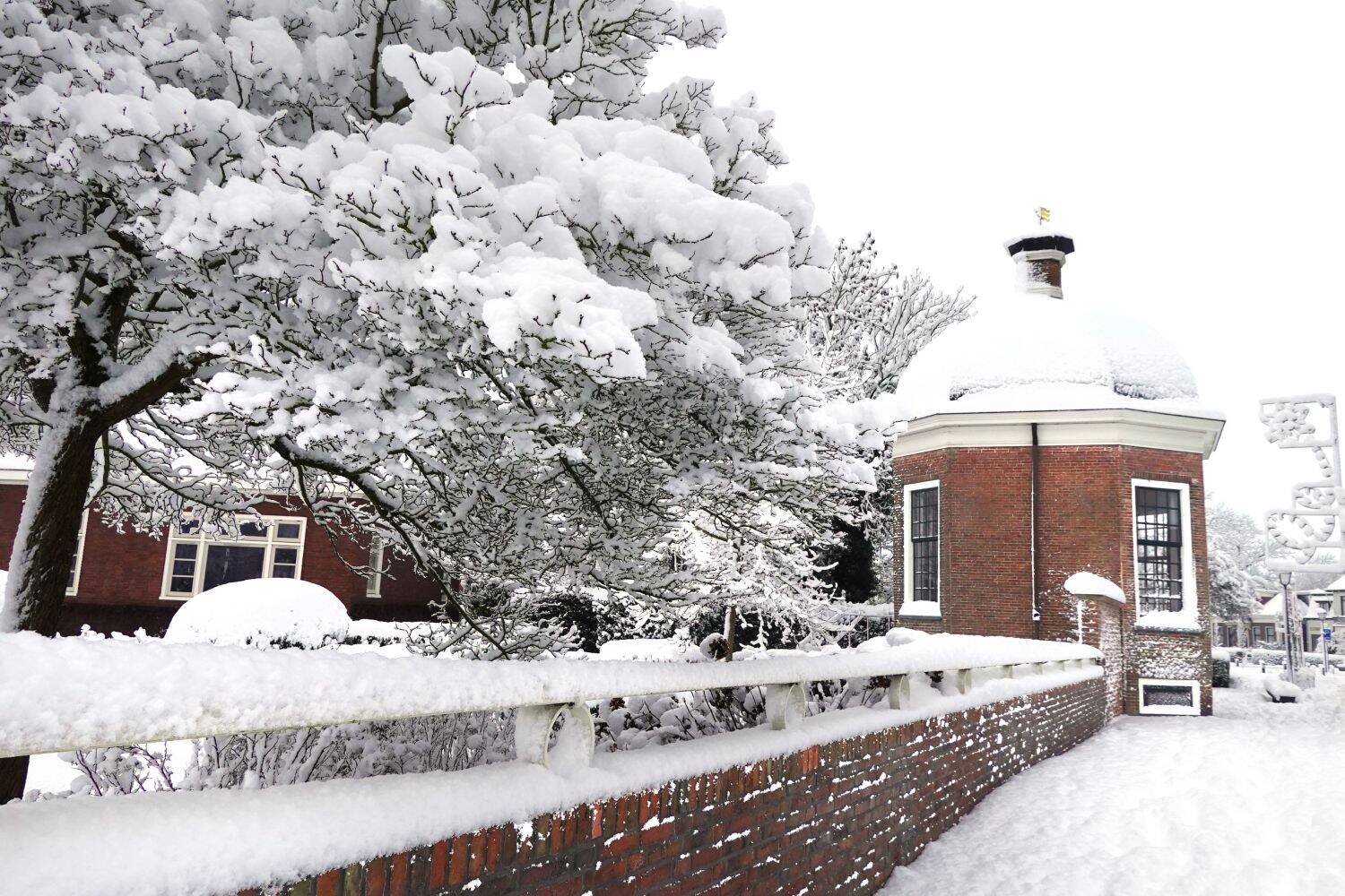Akkrum-Nes in winterstand door dertig centimeter dik pak sneeuw ...