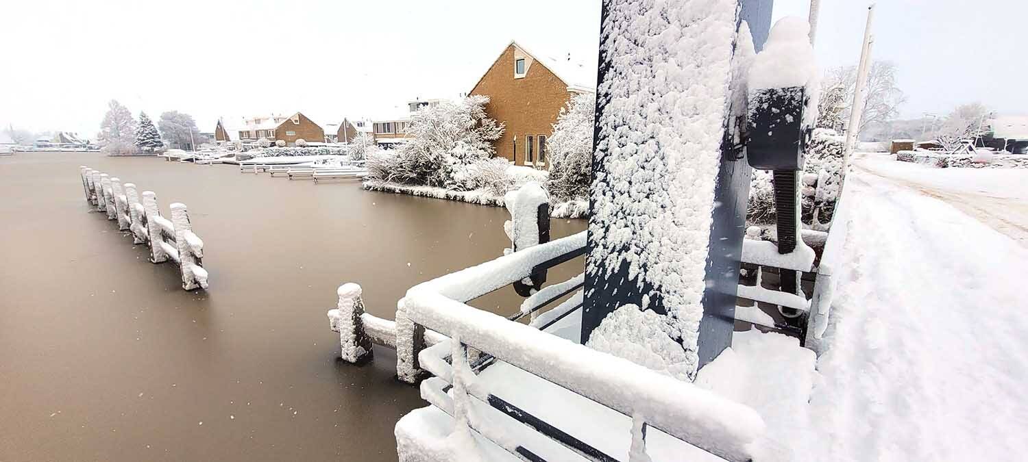 Akkrum-Nes in winterstand door dertig centimeter dik pak sneeuw ...