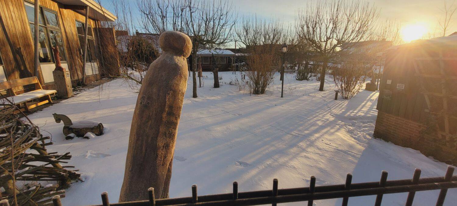 Nabrander sneeuw: treinen op hetzelfde spoor, zandpad in Akkrum ...